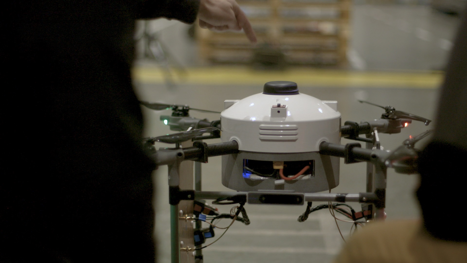 Volautomatische drone: de magazijnier van de toekomst? | imec Vlaanderen